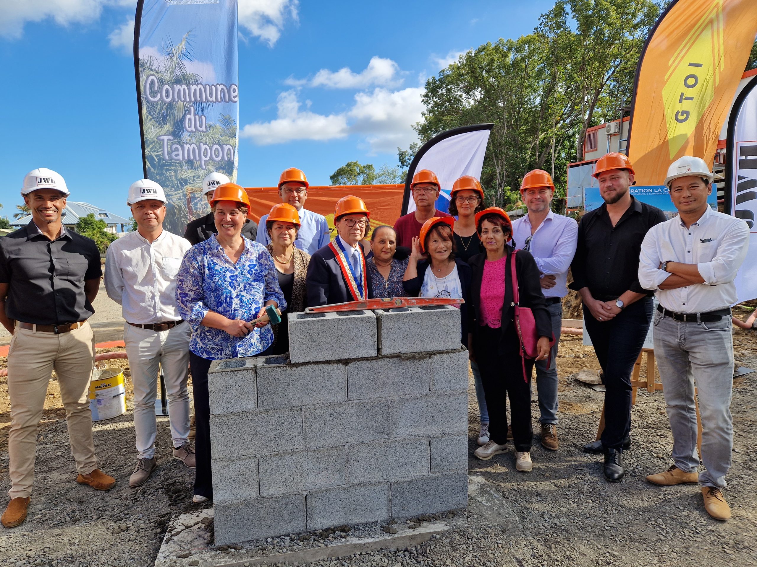 Le Tampon : Pose de première de l’opération LA CASE (199 logements) - SIDR
